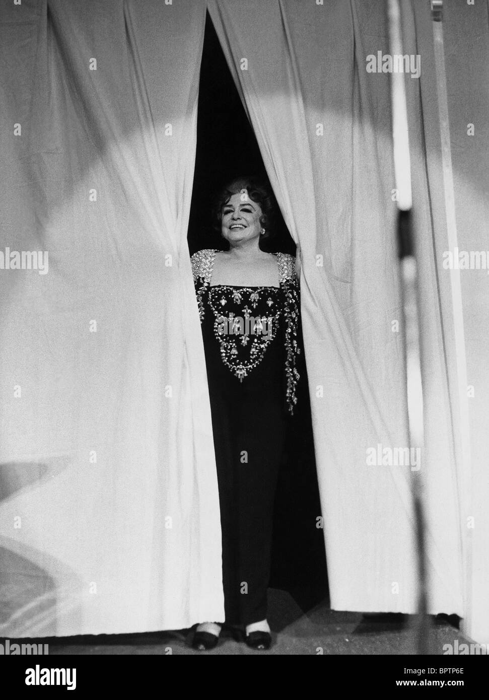 Zarah leander singer 1972 -Fotos und -Bildmaterial in hoher Auflösung ...