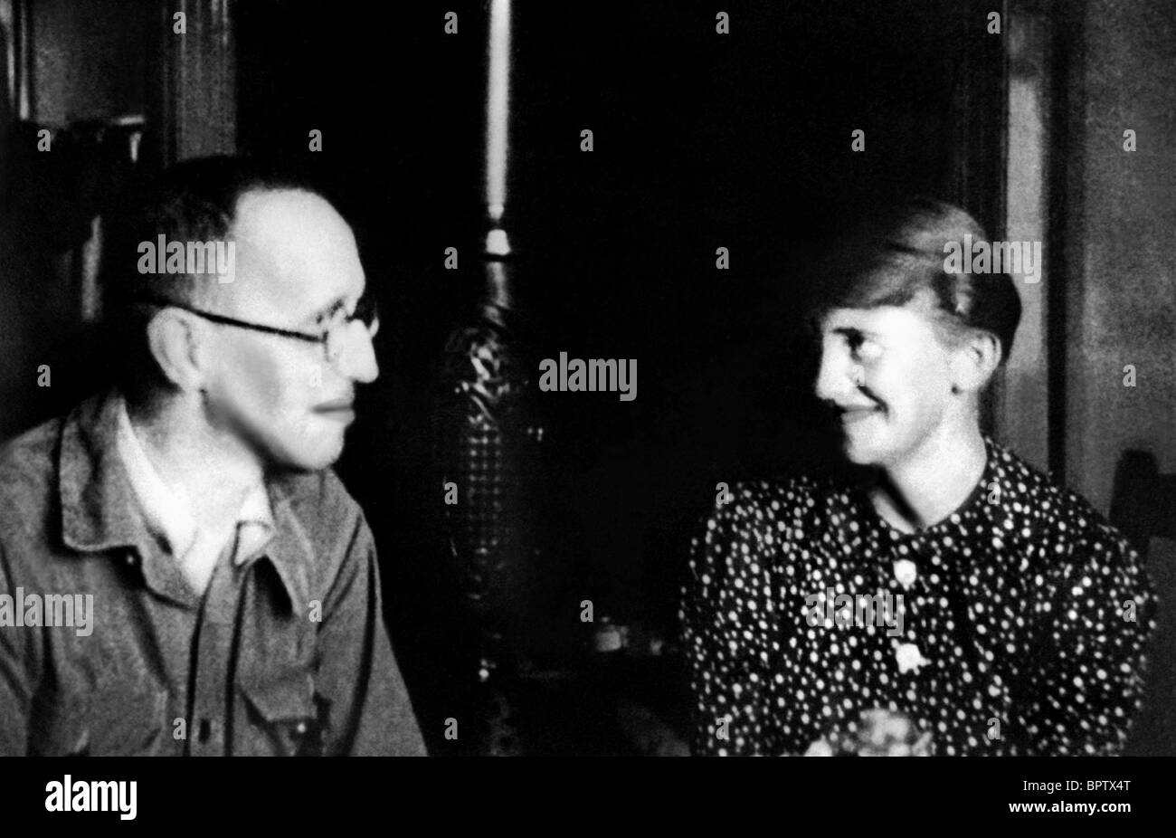BERTOLT BRECHT & MARGARETE STEFFIN SCHRIFTSTELLER (1941 Stockfotografie ...