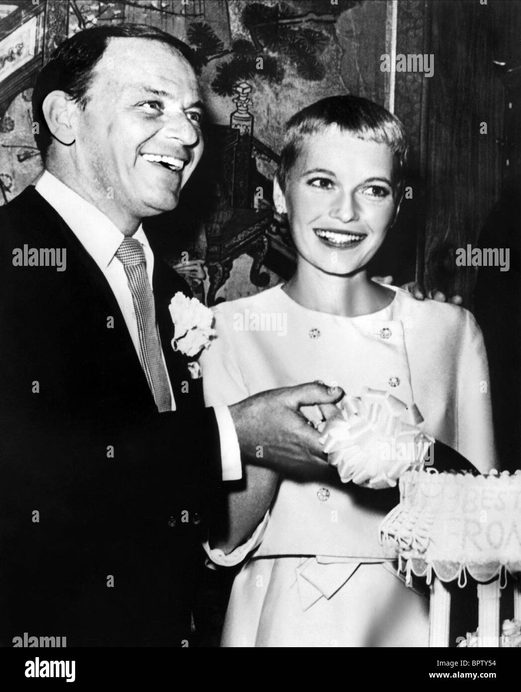 Mia Farrow Frank Sinatra Stockfotos und -bilder Kaufen - Alamy