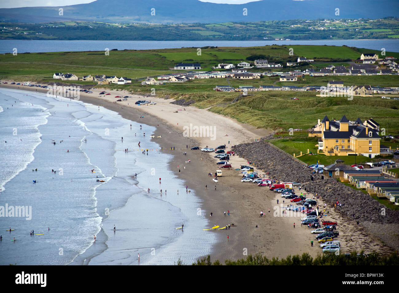 Menschen am strand donegal -Fotos und -Bildmaterial in hoher Auflösung ...