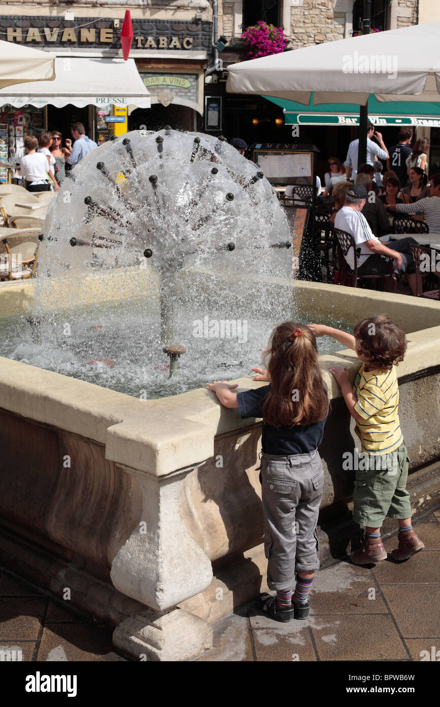 Kinder springbrunnen Stockfotos und -bilder Kaufen - Alamy
