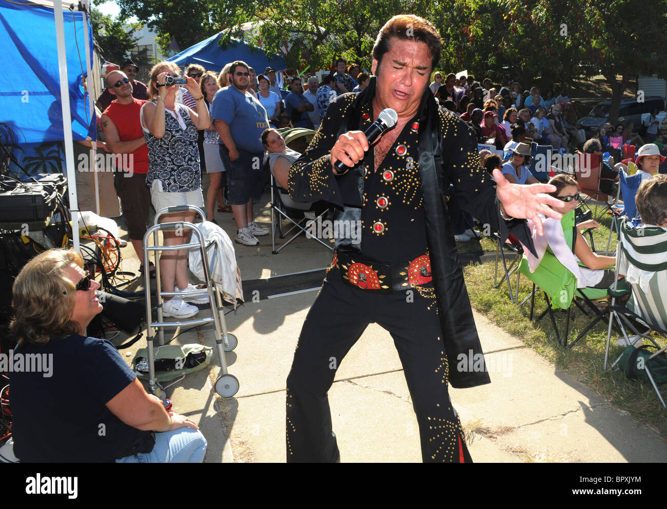 Elvis presley imitator -Fotos und -Bildmaterial in hoher Auflösung – Alamy