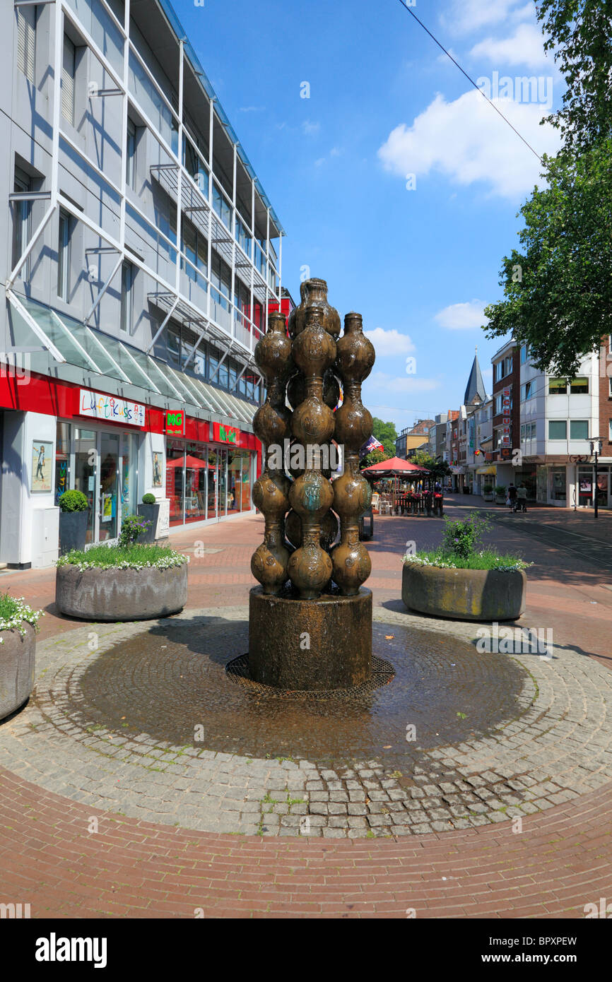 Bartmannbrunnen in der Fussgaengerzone Hauptstrasse von Bildhauer Olaf ...