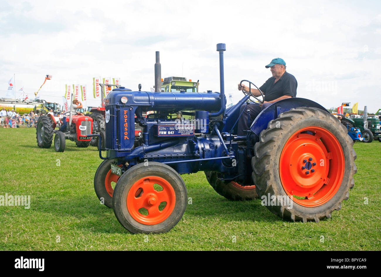 Oldtimer-Traktor Fordson E27N Stockfotografie - Alamy