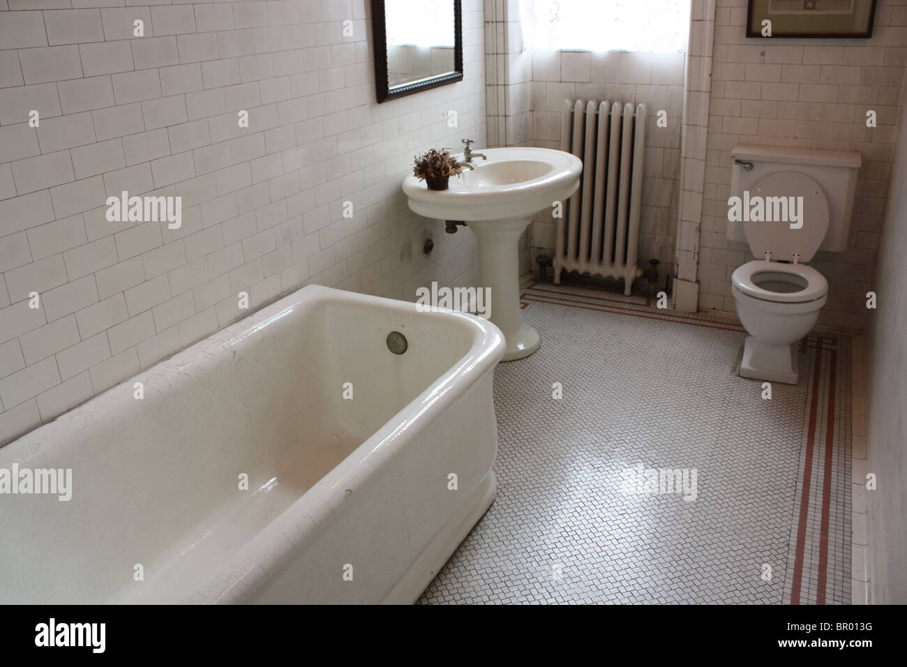 Retro bathroom -Fotos und -Bildmaterial in hoher Auflösung – Alamy