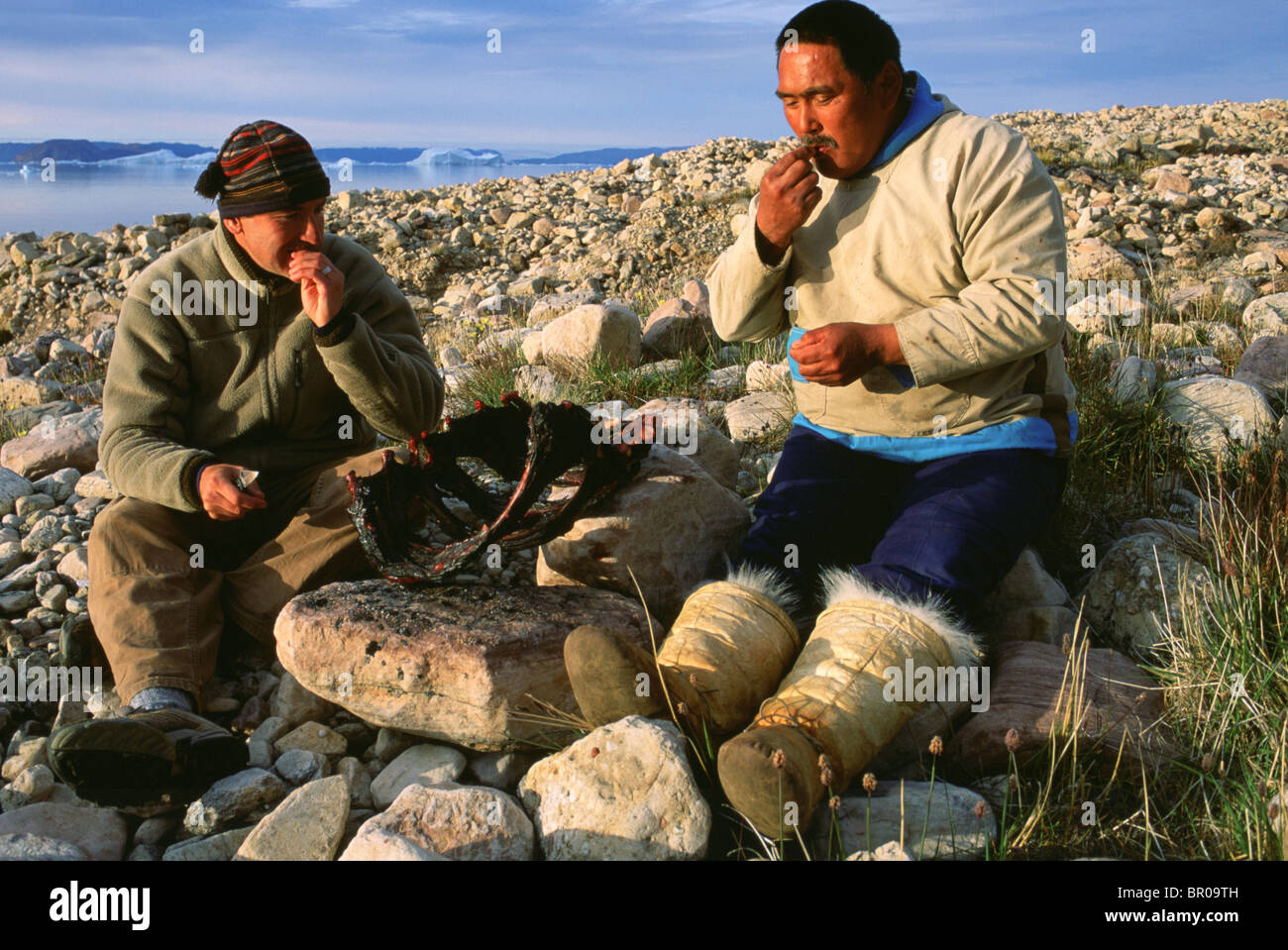 Fotograf David McLain und lokalen Inuit-Jäger Stockfotografie - Alamy