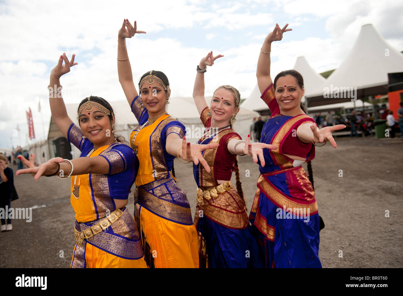Vier Frauen indische Tänzerinnen im National Eisteddfod of Wales, Ebbw ...