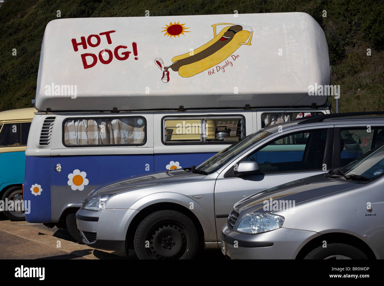 Neben modernen autos -Fotos und -Bildmaterial in hoher Auflösung – Alamy