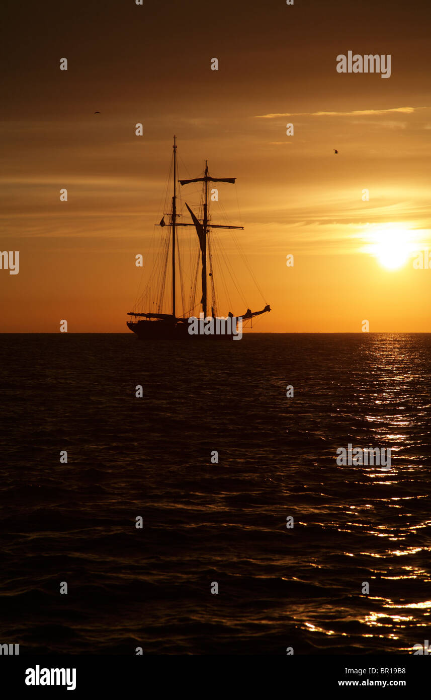 Silhouetted yacht vor anker -Fotos und -Bildmaterial in hoher Auflösung – Alamy