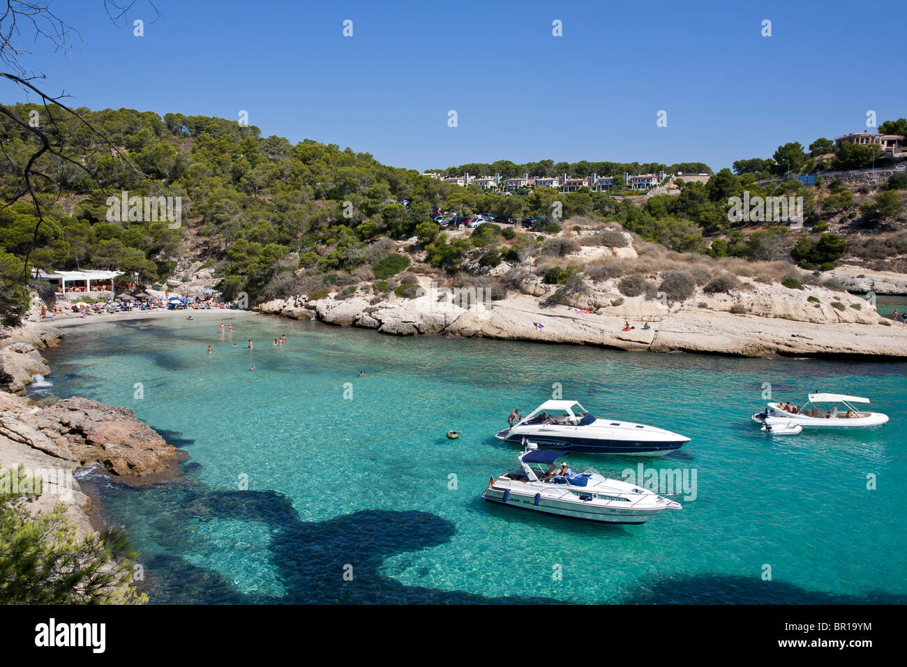 Boote bei El Mago FKK-Strand verankert. Portals Vells. Insel Mallorca ...