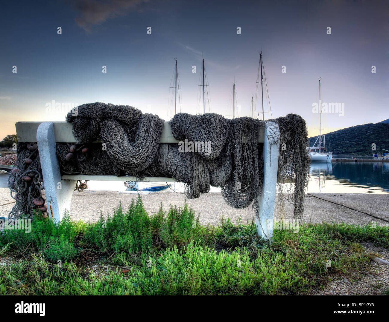 Fischernetze auf der Bank am Meer in einem kleinen Fischerhafen an der ...