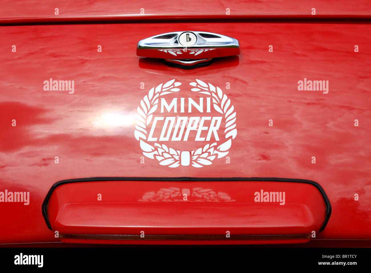 Detail-Aufnahme eines Mini Cooper-Logos auf Kofferraumklappe eines ...