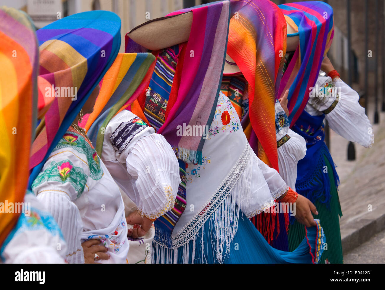 Leute stellen sich für die parade auf -Fotos und -Bildmaterial in hoher ...