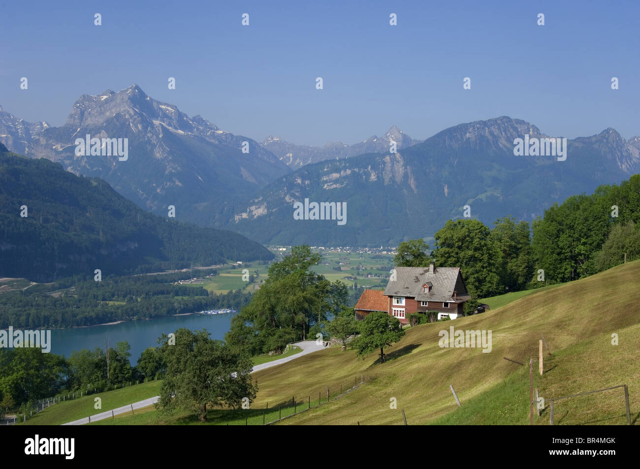 Amden mit Walensee und die Glarner Alpen der Schweiz Stockfotografie ...