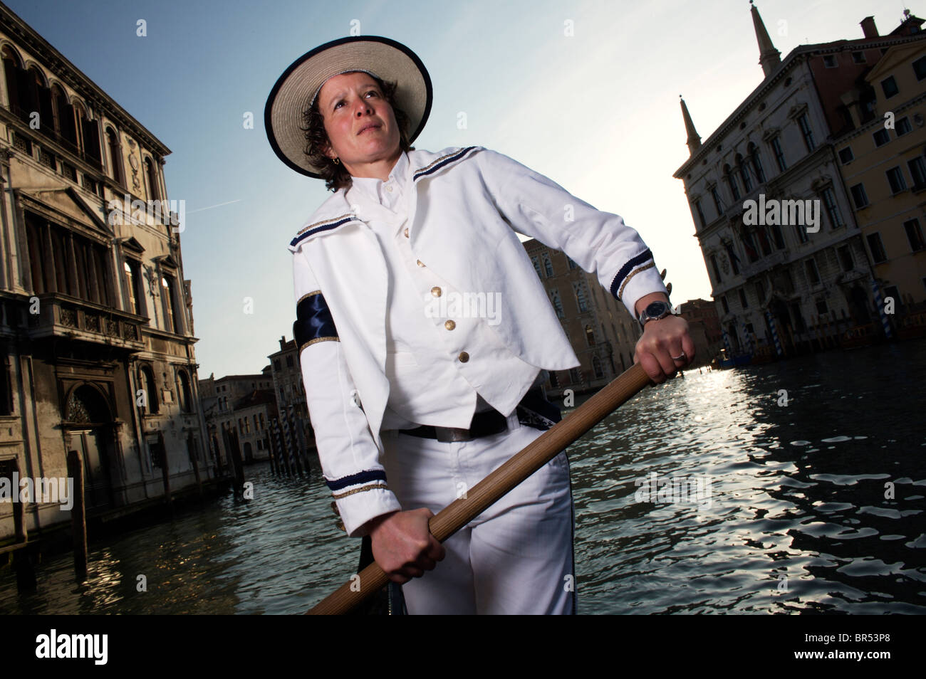 Female gondolier in venice -Fotos und -Bildmaterial in hoher Auflösung ...