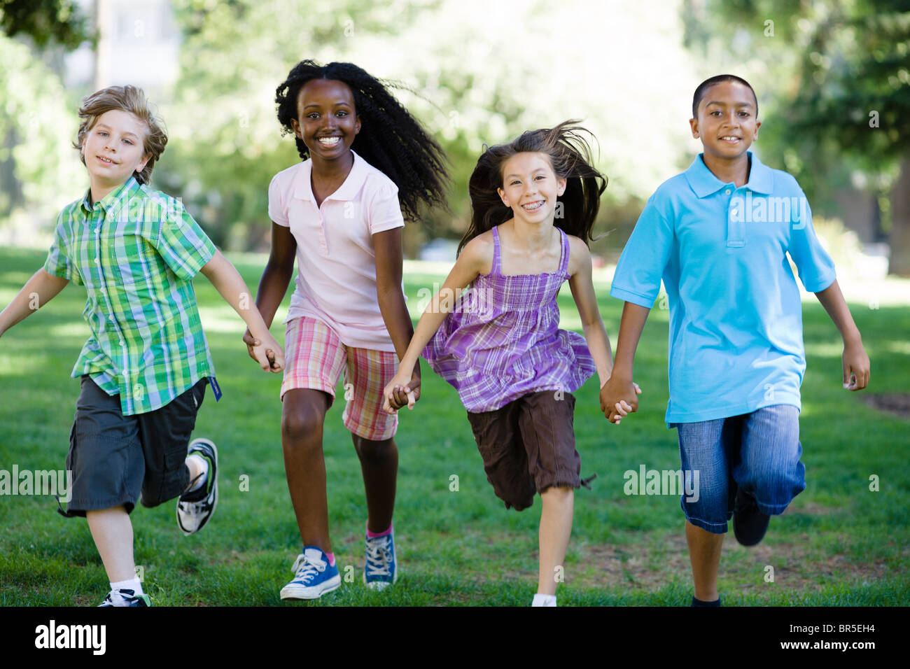 Glückliche Kinder Hand in Hand und laufen im park Stockfotografie - Alamy