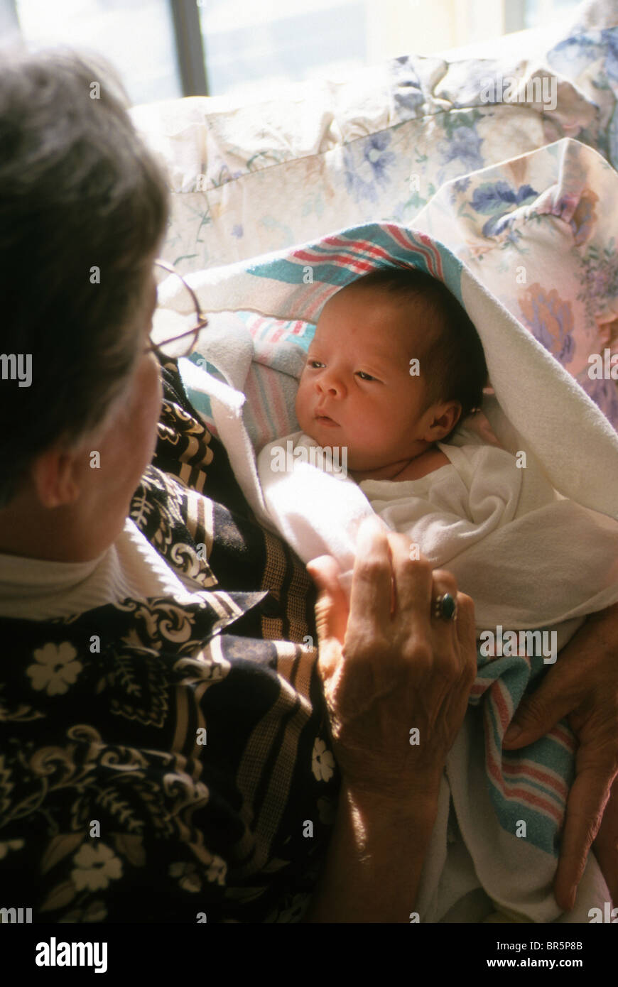 Oma Großmutter halten Säugling Neugeborenes junge Liebe kuscheln ...