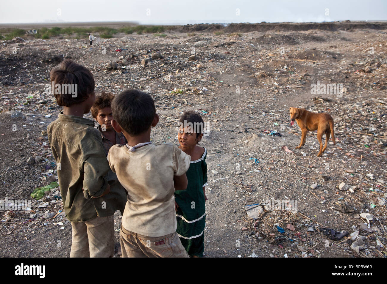 Arme armut kinder -Fotos und -Bildmaterial in hoher Auflösung – Alamy