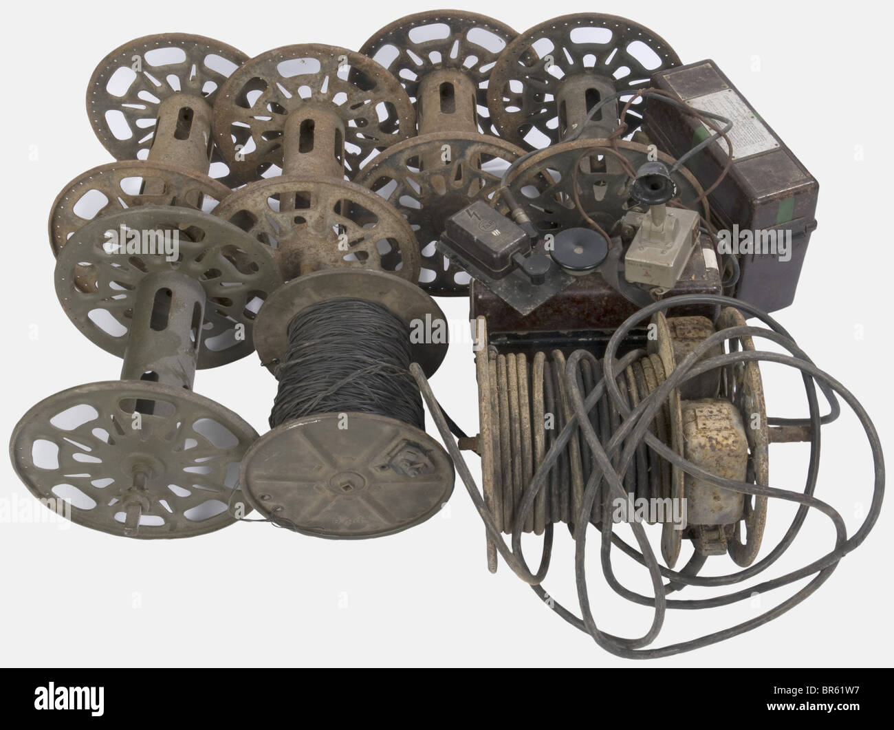 Eine Gruppe von Signalgeräten der Bundeswehr, einschließlich eines ...