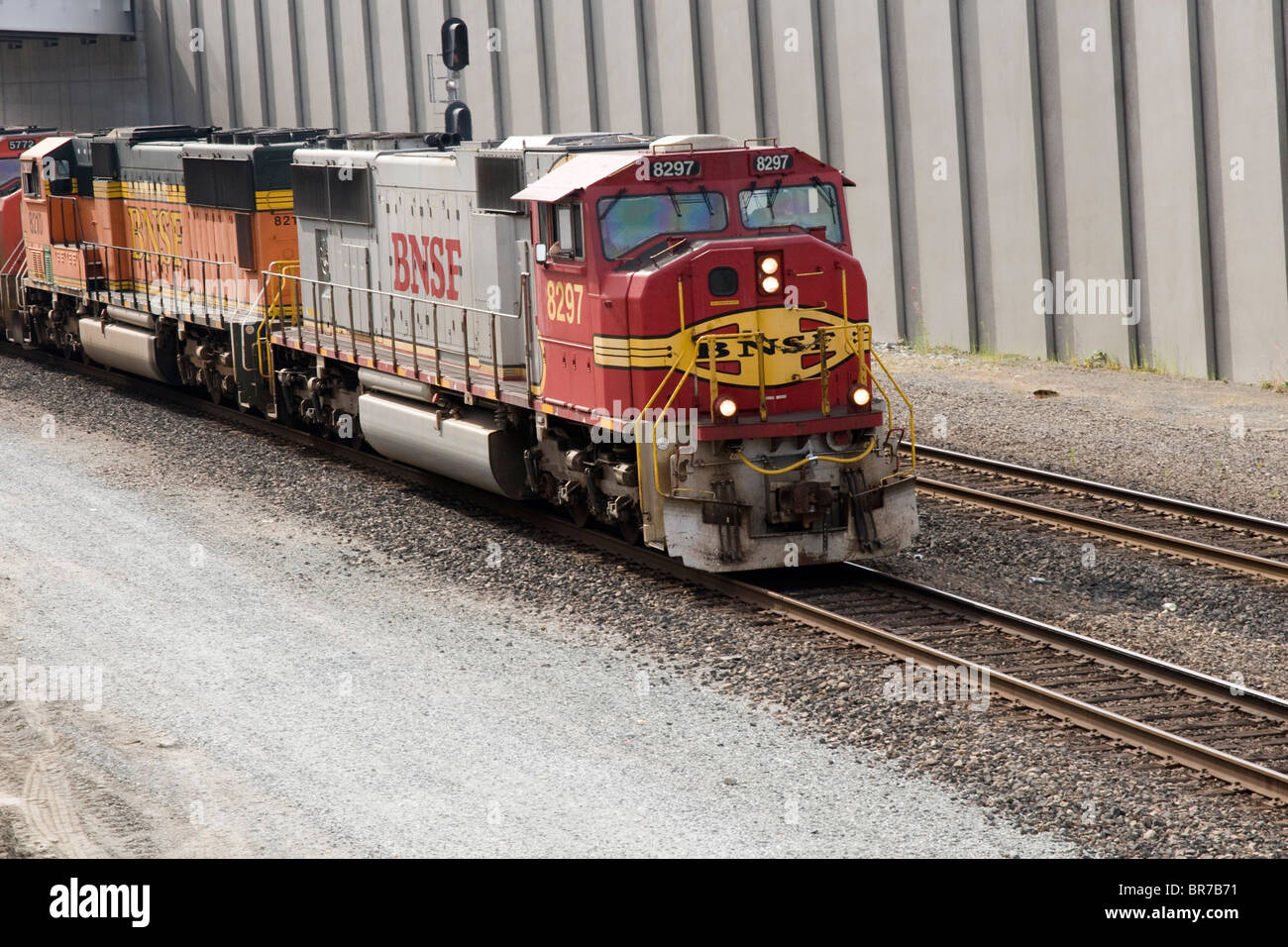 Burlington Northern Santa Fe BNSF Diesellokomotiven übergeben die Olympic Sculpture Park in ...