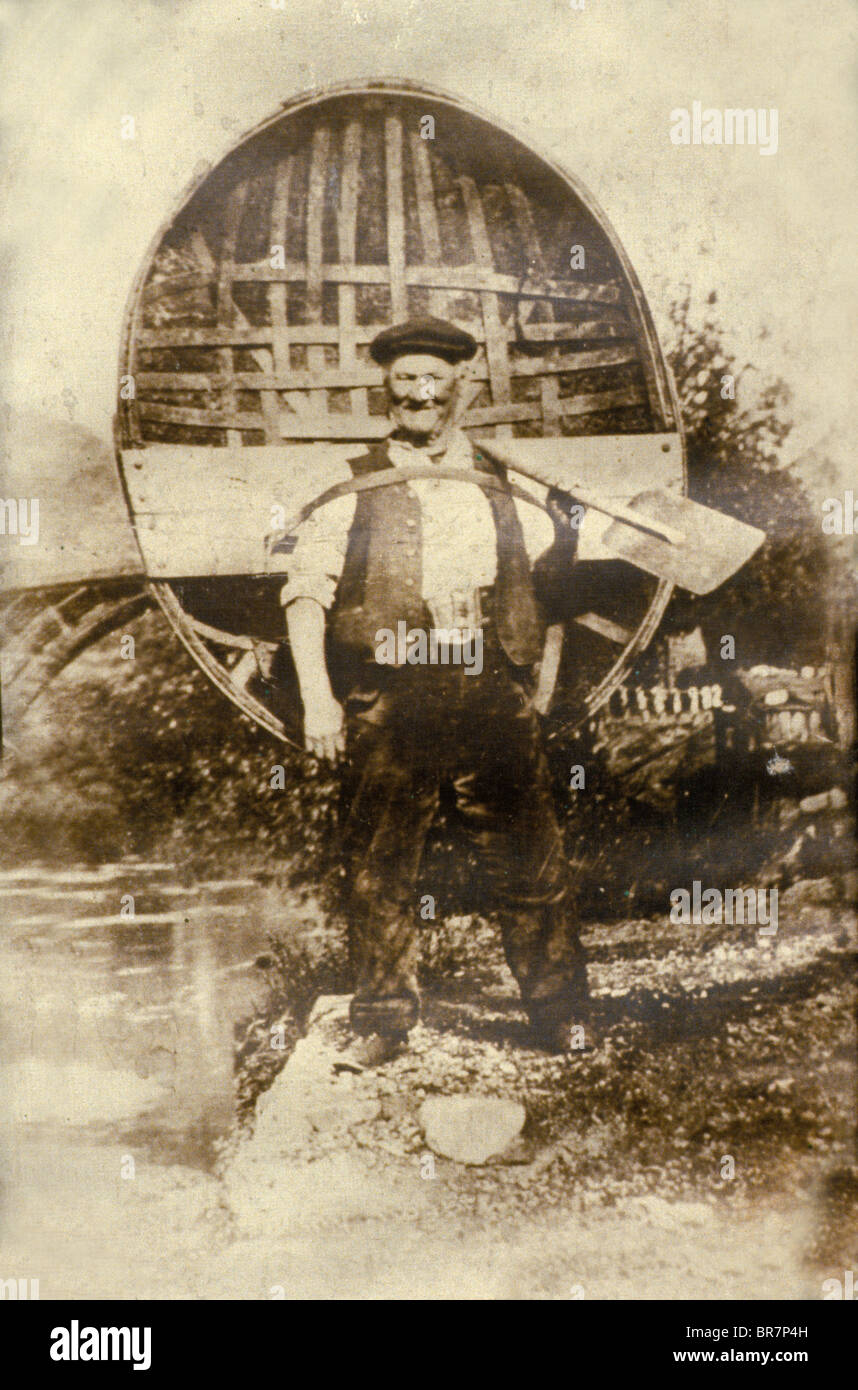 Ironbridge coracle maker tommy rogers -Fotos und -Bildmaterial in hoher ...