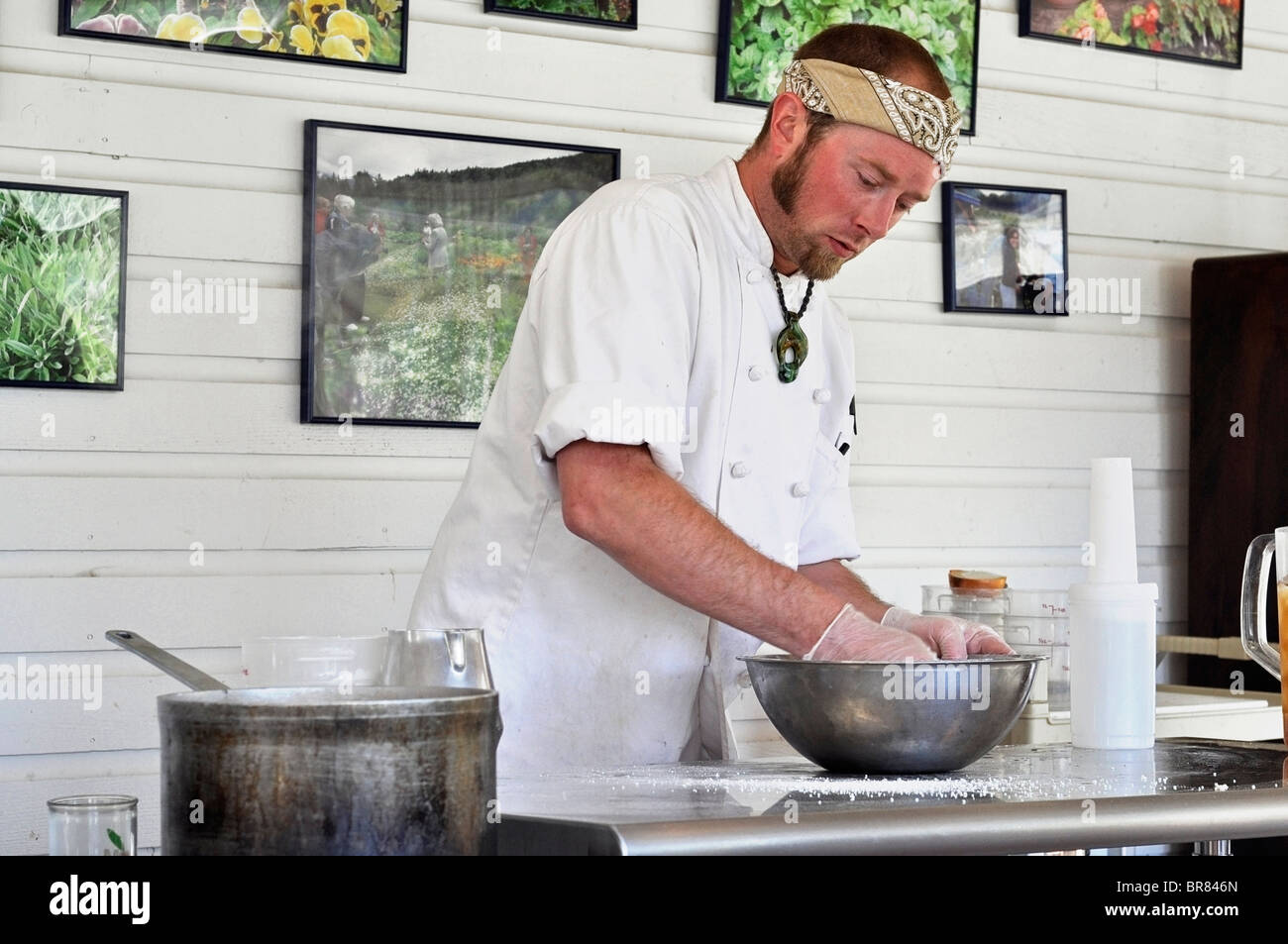 Mãnnlicher koch -Fotos und -Bildmaterial in hoher Auflösung – Alamy