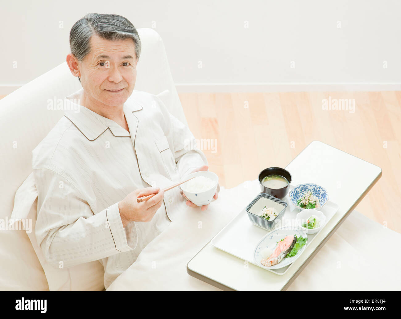 Älteren Menschen essen Essen im Bett Stockfotografie - Alamy