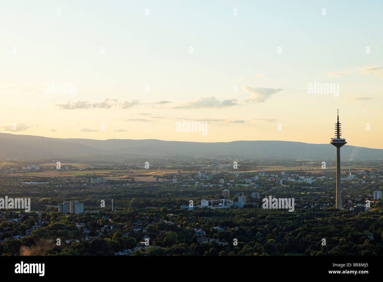 Blick über Frankfurt mit Europaturm (Turm Europas), Taunus, Frankfurt ...
