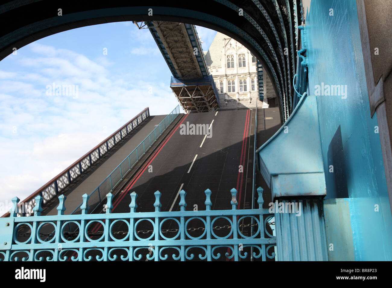Lifted tower bridge -Fotos und -Bildmaterial in hoher Auflösung - Seite ...