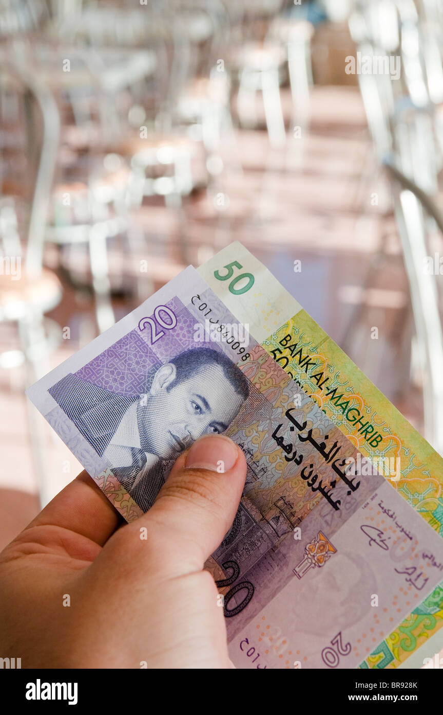 Kellner zeigt Dirham-Geld-Liquidität in einem Restaurant von Marrakesch ...