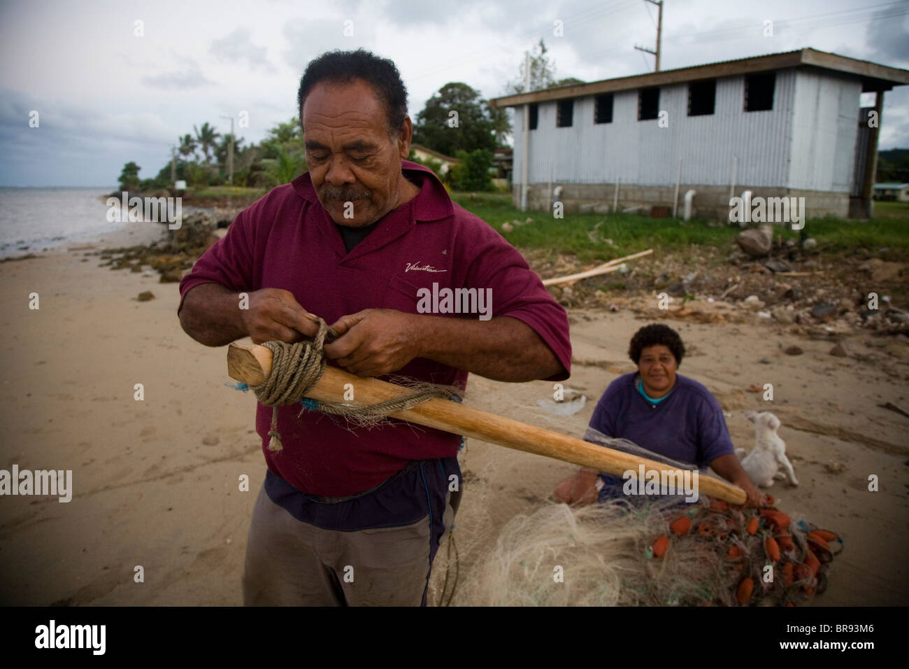 Peni Dakai und seine Frau Ane Finau Dakai sammeln Fisch für "Vaia' (ein ...