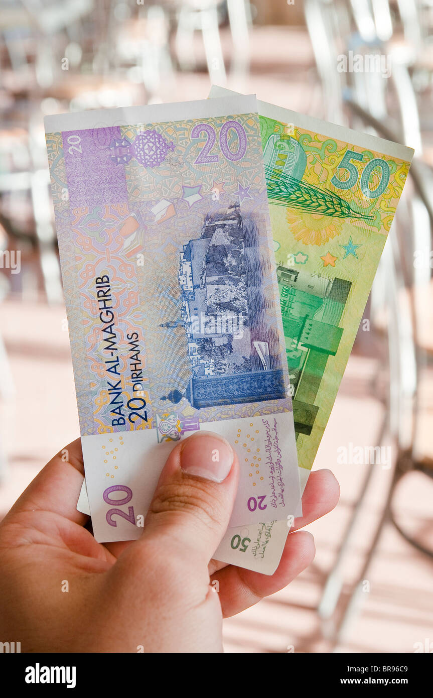Kellner zeigt Dirham-Geld-Liquidität in einem Restaurant von Marrakesch ...