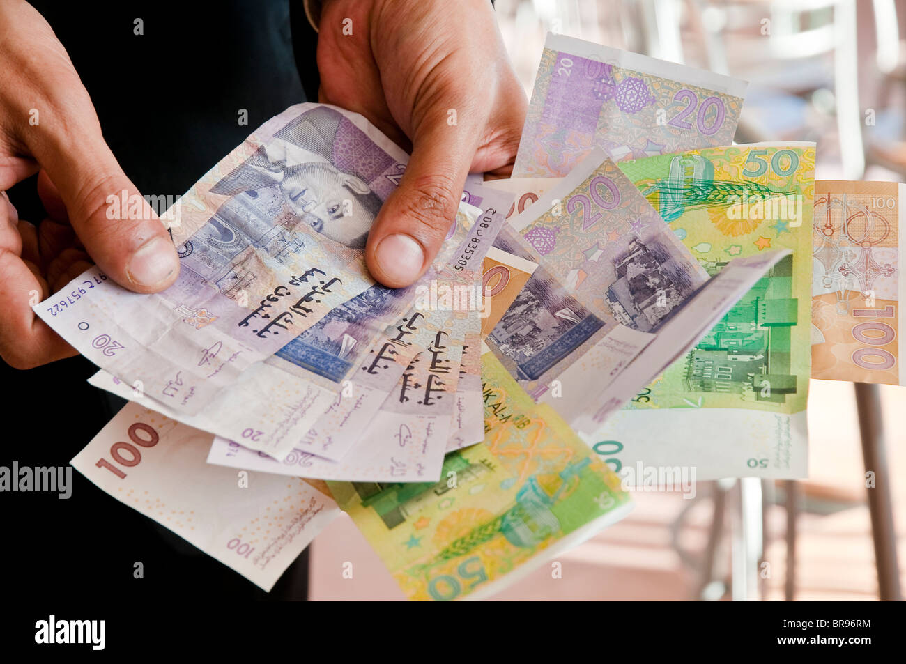 Kellner zeigt Dirham-Geld-Liquidität in einem Restaurant von Marrakesch ...