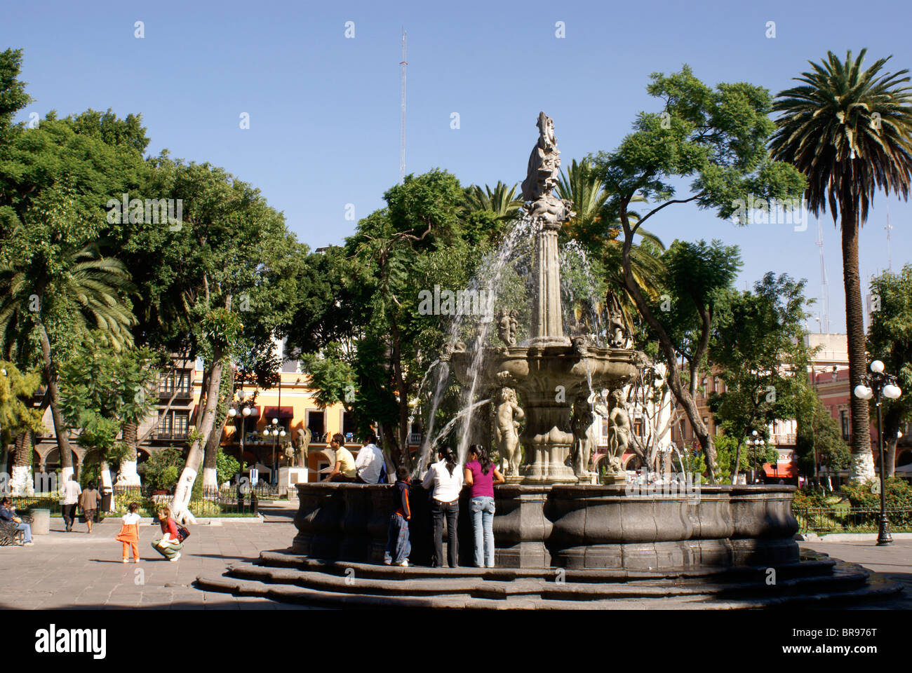 Brunnen und Menschen auf dem Zocalo, Stadt Puebla, Mexiko. Das ...