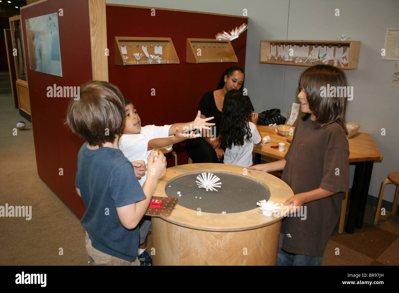 Kinder, die Spaß machen Papier Untertassen, die Flug mit Wind ...