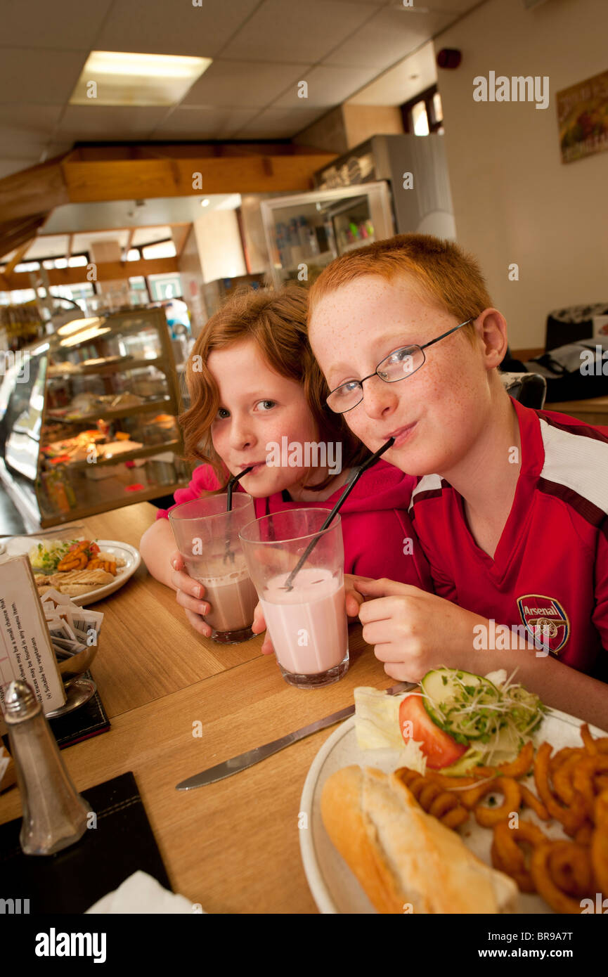 Elf Jahre alten Zwillingsbruder und Schwester, die er bald die enge ...