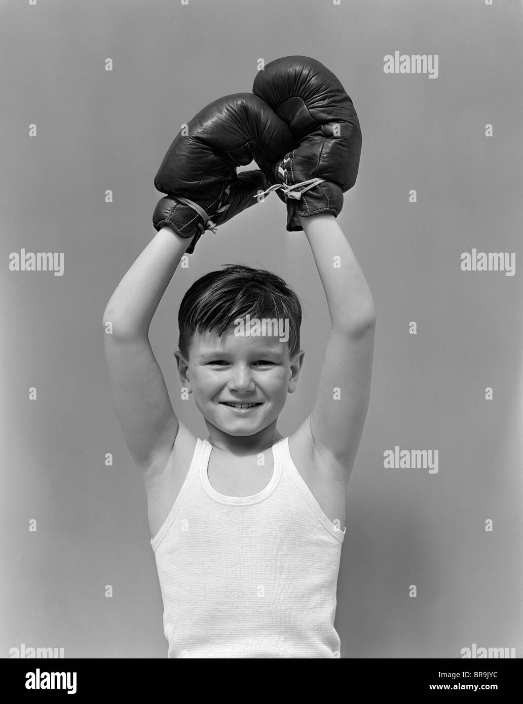 1940ER JAHRE JUNGE KIND SIEGER TRAGEN BOXHANDSCHUHE HAND IN HAND ÜBER ...