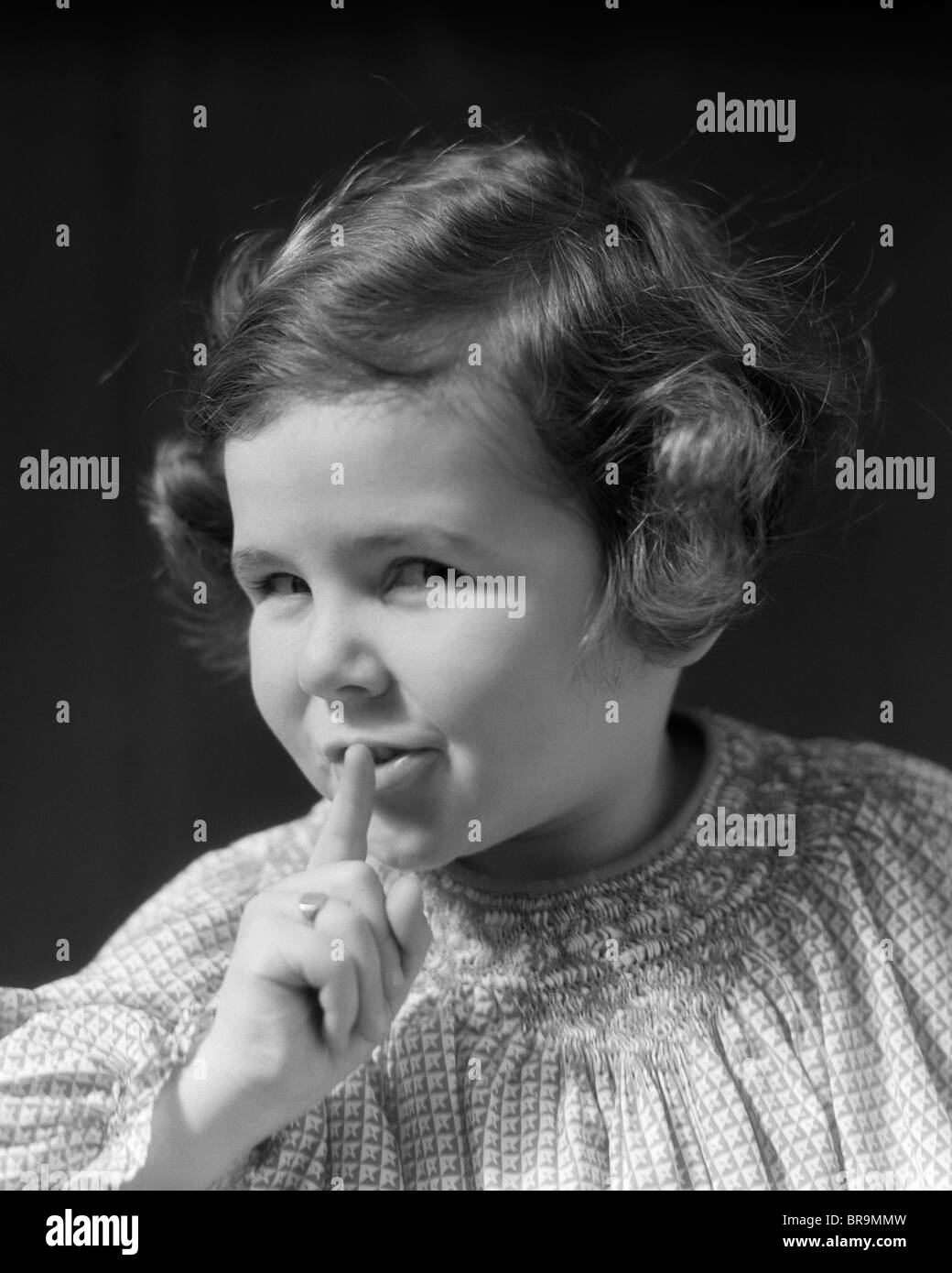 Kinder leise sein geste -Fotos und -Bildmaterial in hoher Auflösung – Alamy