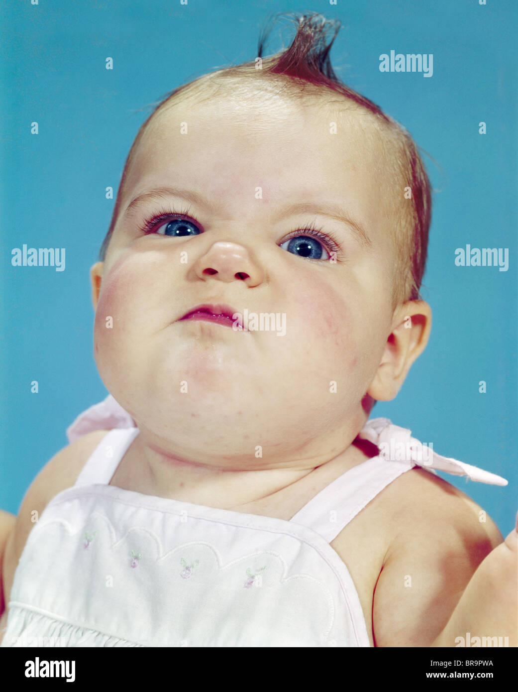 Kinder machen blickkontakt -Fotos und -Bildmaterial in hoher Auflösung ...