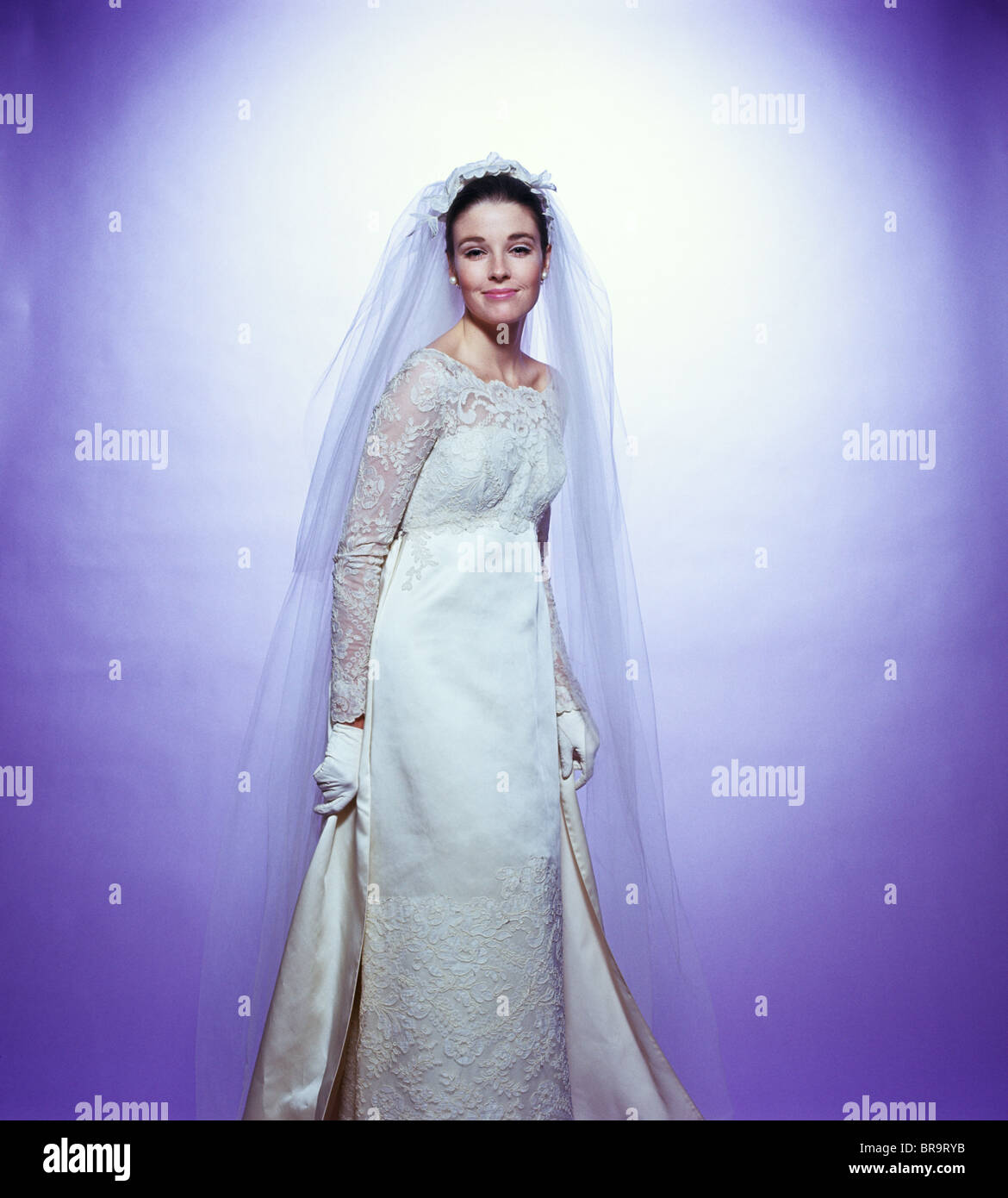 1960ER JAHRE JUNGE FRAU BRAUT PORTRÄT BRAUTSCHLEIER EMPIRE TAILLE KLEID ...