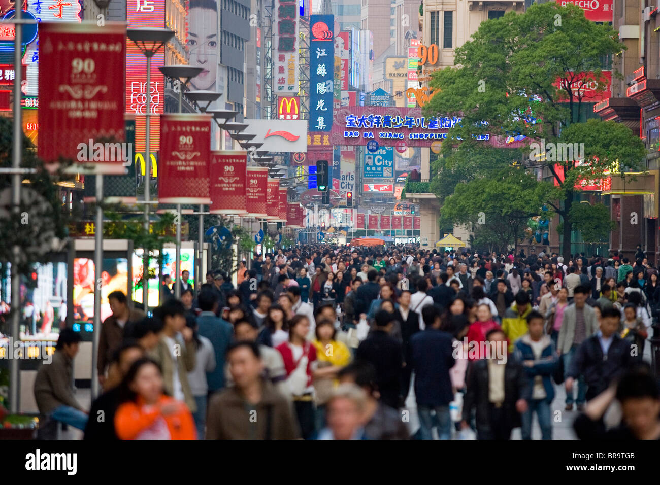 Menschenmassen in der belebten Fußgängerzone von West Nanjing Road ...