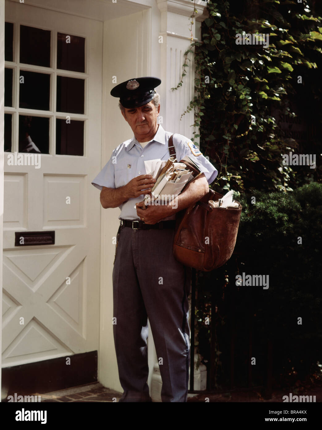Postman sorting mail -Fotos und -Bildmaterial in hoher Auflösung – Alamy