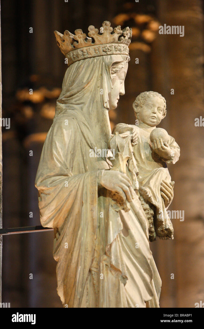14. Jahrhundert Madonna mit Kind Statue in Notre-Dame de Paris, Paris, Frankreich, Europa ...