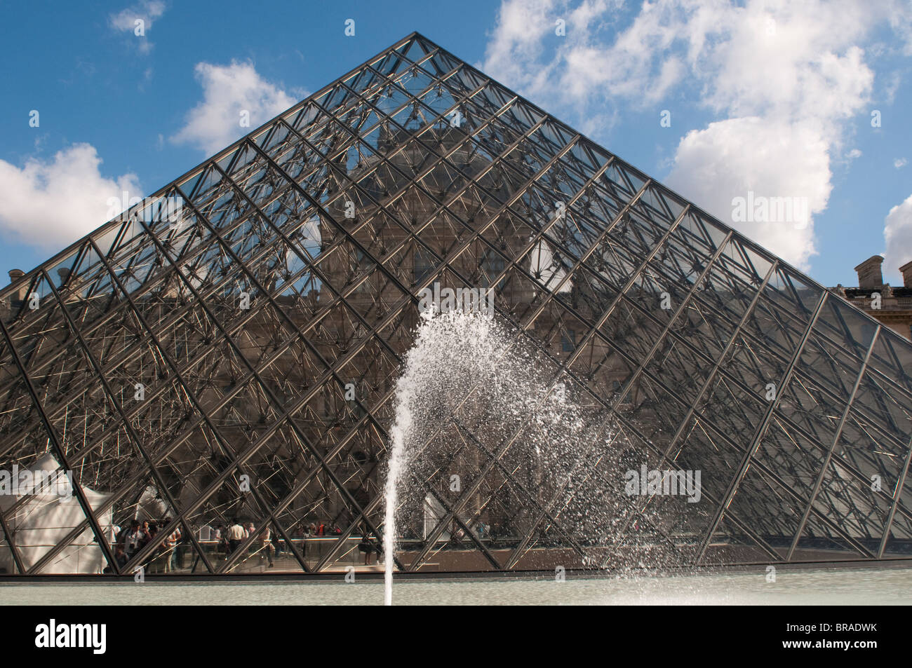 Pyramide paris -Fotos und -Bildmaterial in hoher Auflösung – Alamy