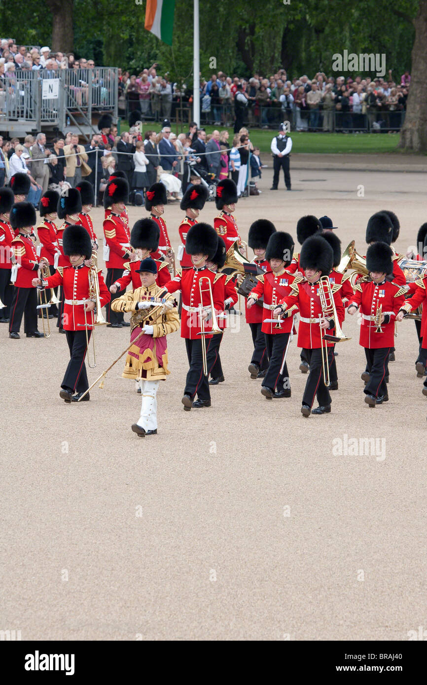 Grenadier guards on parade -Fotos und -Bildmaterial in hoher Auflösung ...
