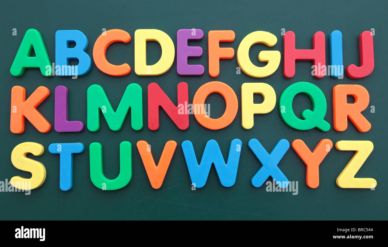 Das Alphabet in bunten fetten Buchstaben auf einer Tafel ...
