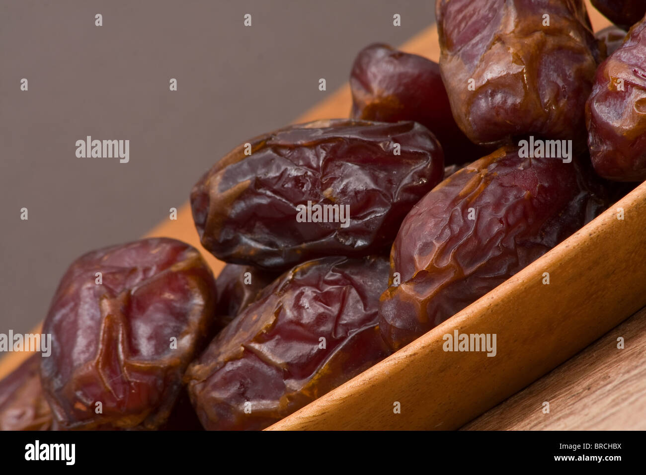 Köstliche frische Bio-Datteln auf Holzplatte Stockfotografie - Alamy