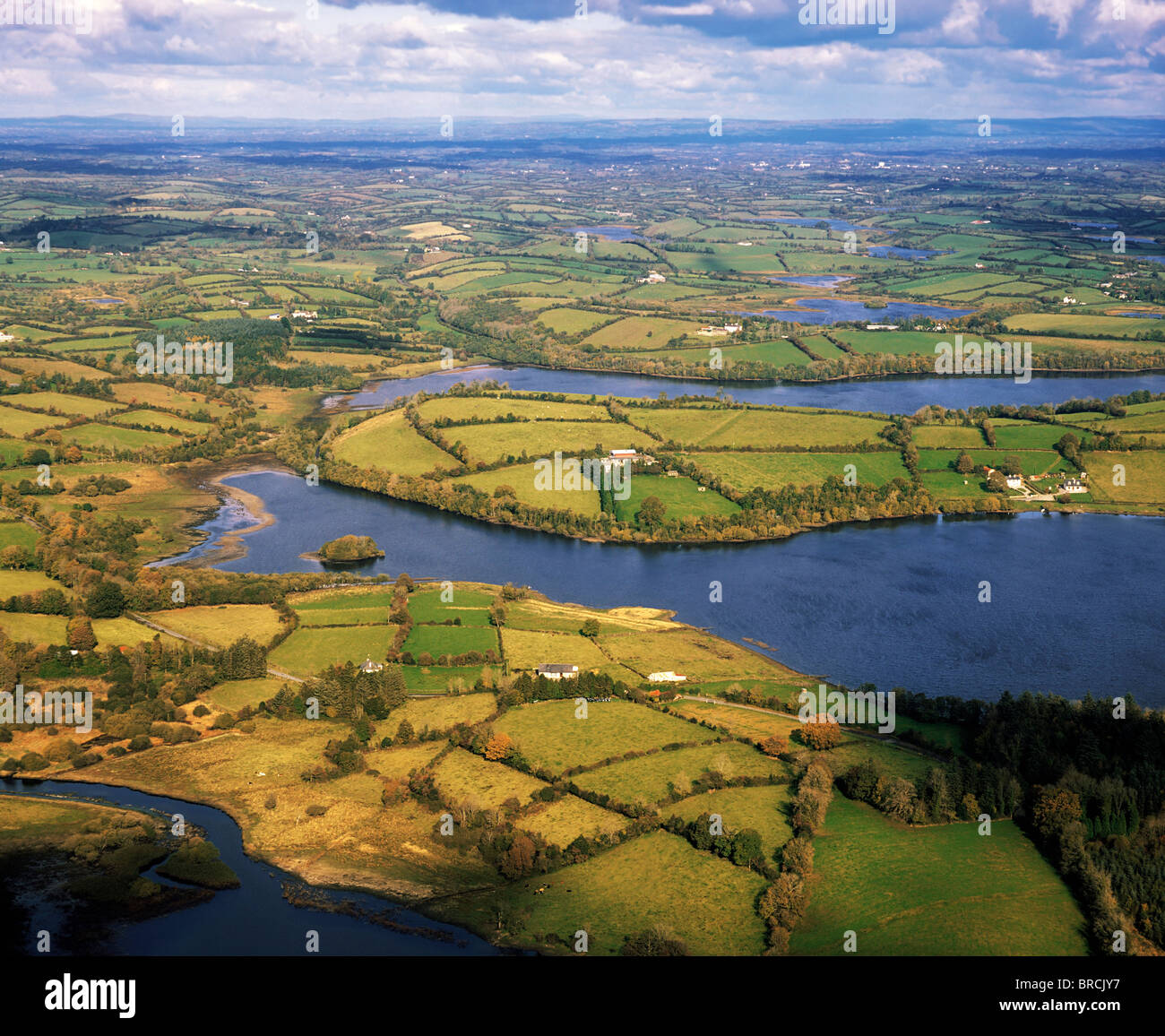 Lough Oughter, Co Cavan, Irland; Luftaufnahme der Landschaft rund um ...
