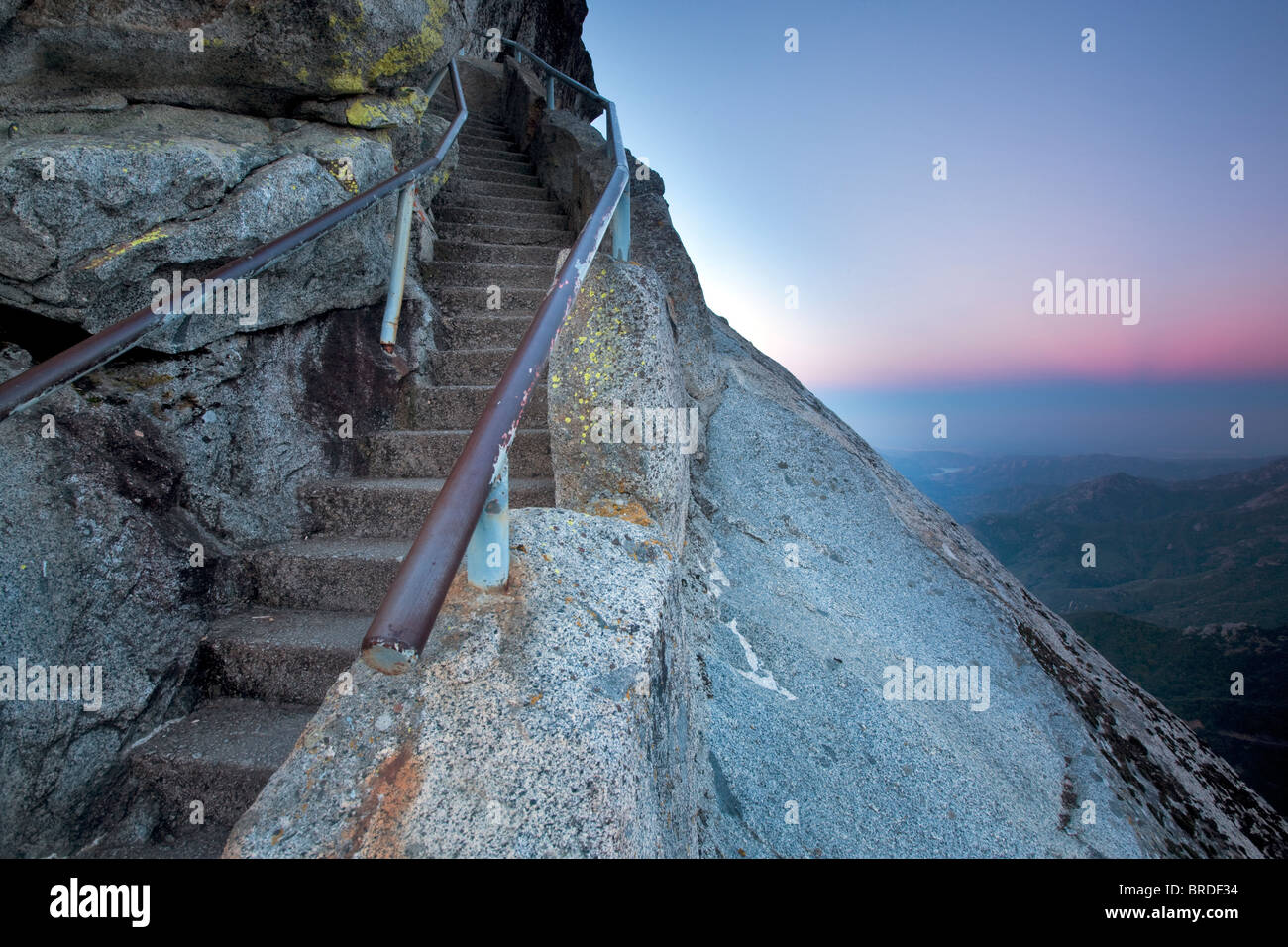 Sonnenaufgang über dem Moro Rock mit Treppen. Sequoia Nationalpark ...