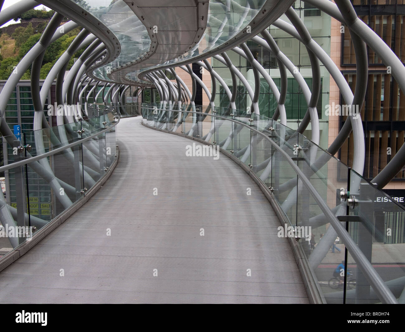 Enclosed pedestrian bridge -Fotos und -Bildmaterial in hoher Auflösung ...